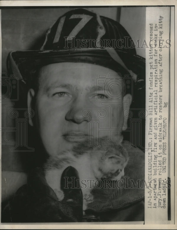 1954 Press Photo Fireman Bill Alte and the kitten he rescued - Historic ...