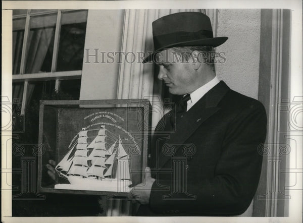 1939 Press Photo Wash DC Capt Harold Gray & model of Yankee Clipper ...