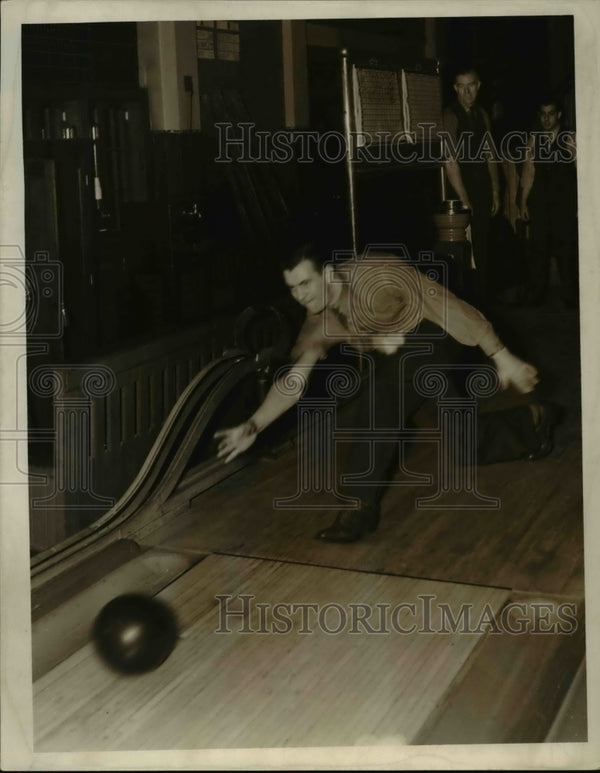 1939 Press Photo Doug Peden, Canadian basketball player, bowling ...