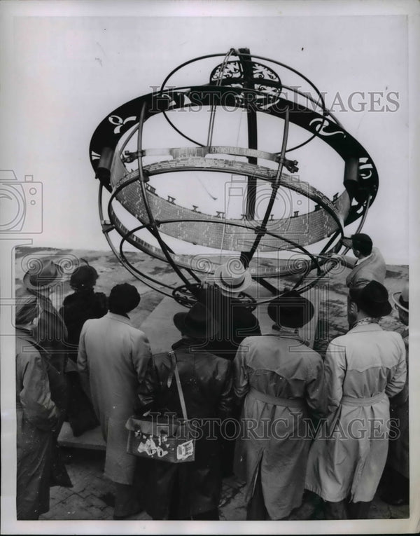 1951 Press Photo Spectators 2,500 Pound Brass Sun Clock, Frankfurt Par ...