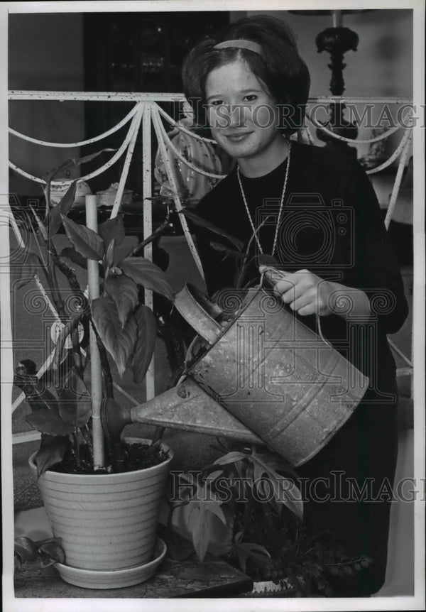 1956 Press Photo Greta Weider gardner - Historic Images