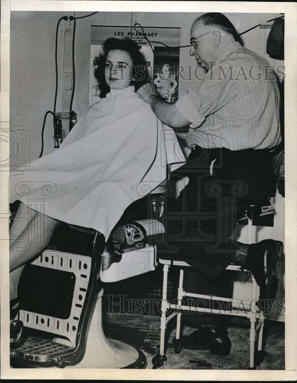 1947 Press Photo Barber Harry R. Gibson works on Marry Ellen Merwin ...