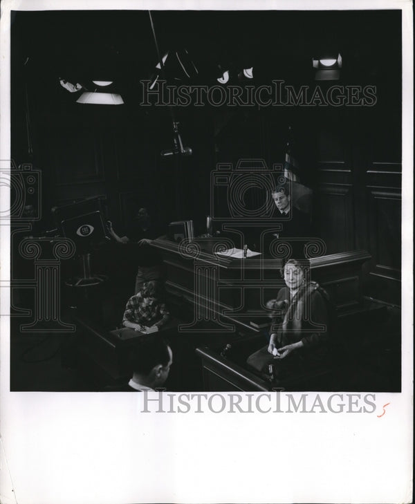 1962 Press Photo Judge Philip Edwards listens and Joan Sandys records ...