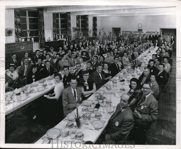 1953 Press Photo Quiggin and Son, Inc. employees at the holiday dinner ...