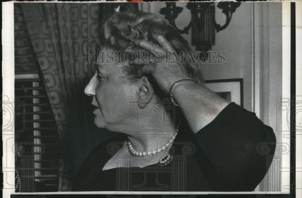 1957 Press Photo Ann Wheaton Asst.White House Press Sec.show strain sh ...