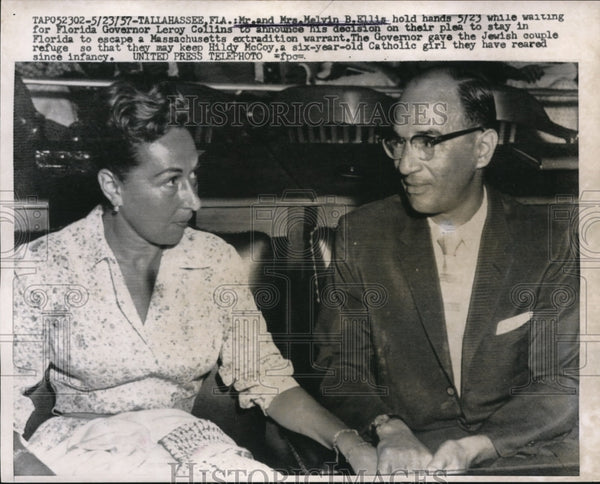 1957 Press Photo Mr and Mrs Melvin Ellis holds hand while waiting for ...