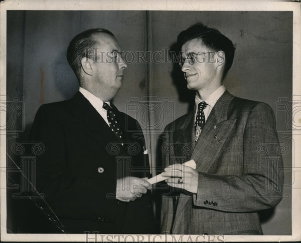 1950 Press Photo Jim Foltz scholarship to Donald Barringer in Clevelan ...