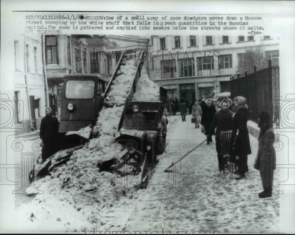 1962 Press Photo Small armies of snow dredgers work to clear Moscow st ...