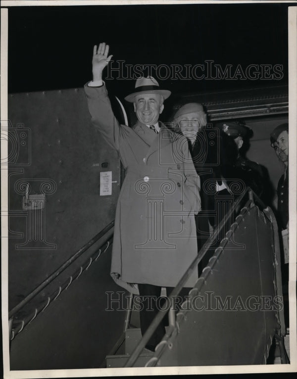 1945 Press Photo Secretary of State James Byrnes and his wife arrive i ...