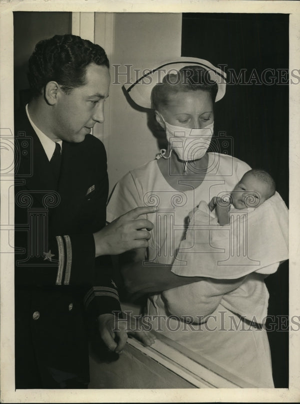 1945 Lieutenant Hopkins and Mrs. Admires Fourth Daughter - Historic Images