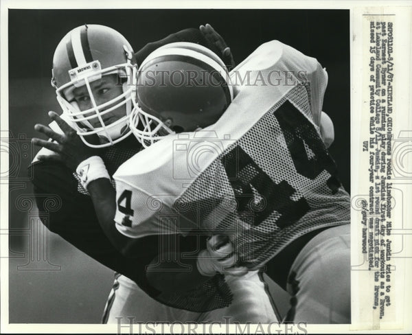 1987 Press Photo Browns Linebacker Mike Junkin Tries To Get Past Earne ...