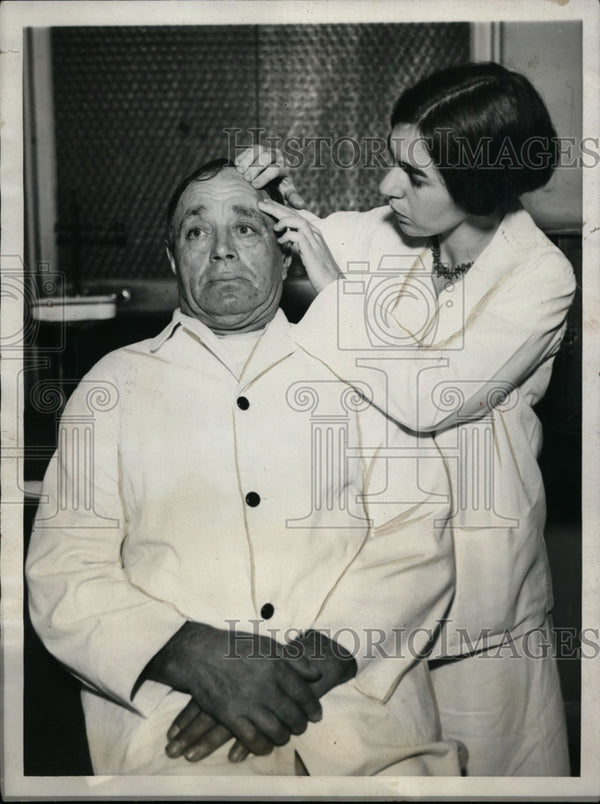 1931 Dr. Dorothy Walker treating Linus Larson - Historic Images