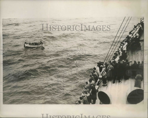 1937 Press Photo Rowboat approach from the Freighter Silver Sword - ne ...