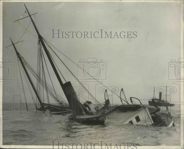 1930 Press Photo Sinking Boat - nef67143 - Historic Images