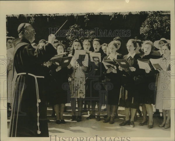 1945 Press Photo A German Catholic Priest directs Munich Women Choir ...