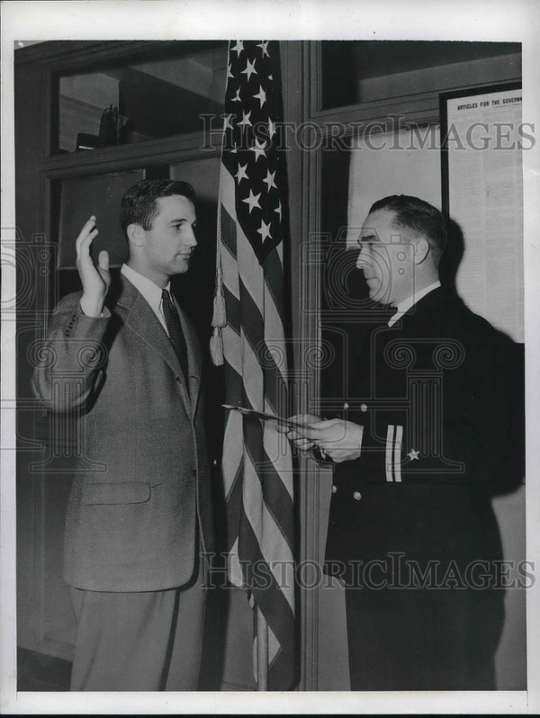 1944 Press Photo Wayne E Harding sworn in as cadet by Lt HM Darby USNR ...