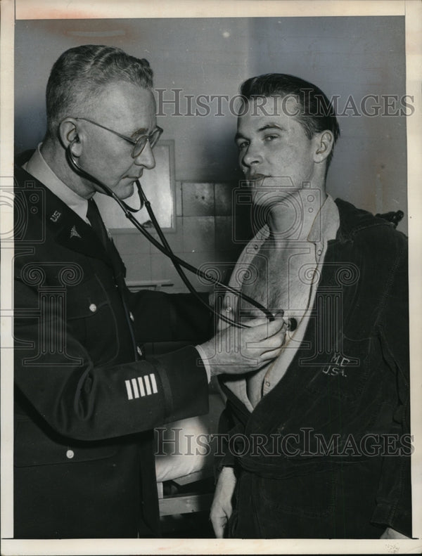 1956 Press Photo Army pvt Sydney Ray Sparks & Dr Col Vernon J Erkenbec ...