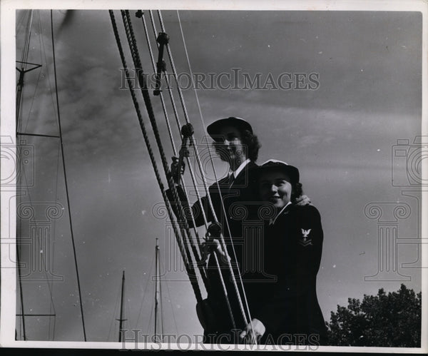 1944 Press Photo WAVES Specialist Sidney Quick, Kansas City & Muriel V ...