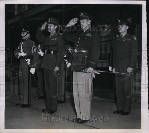 1949 Press Photo Lt Gen Sir Gerald Templer & Maj Gen Bryant Moore salu ...