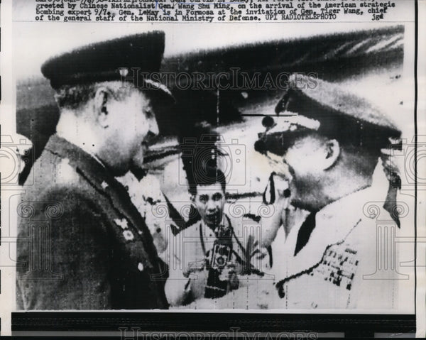 1958 Press Photo Gen Lemay Greeted by Gen Wand Shu Ming in Formosa - n ...