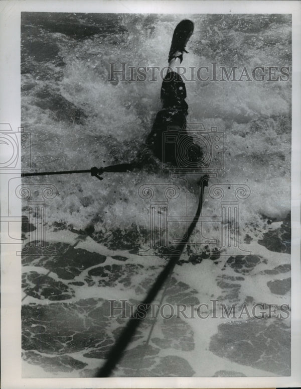 1957 Press Photo 1st Lt Charles Pyle gets his sea legs the hard way ...