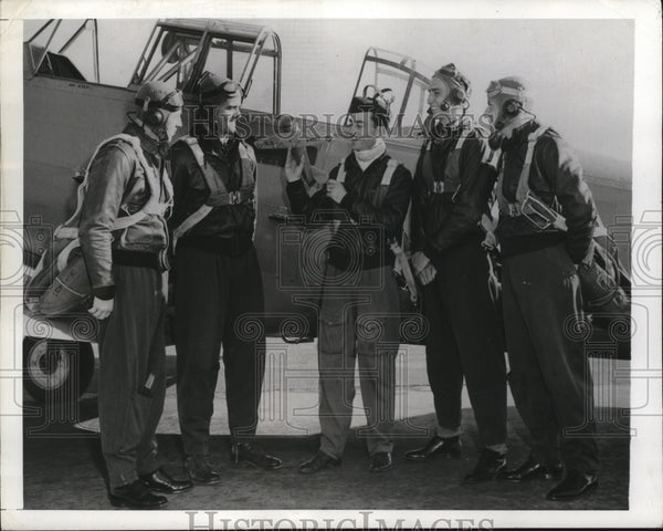 1942 Lieutenant William Chamberlin gives lecture to Aviation cadets ...
