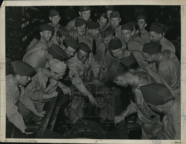 1940 Press Photo Sergeant Clyde Harrell having great time with other c ...