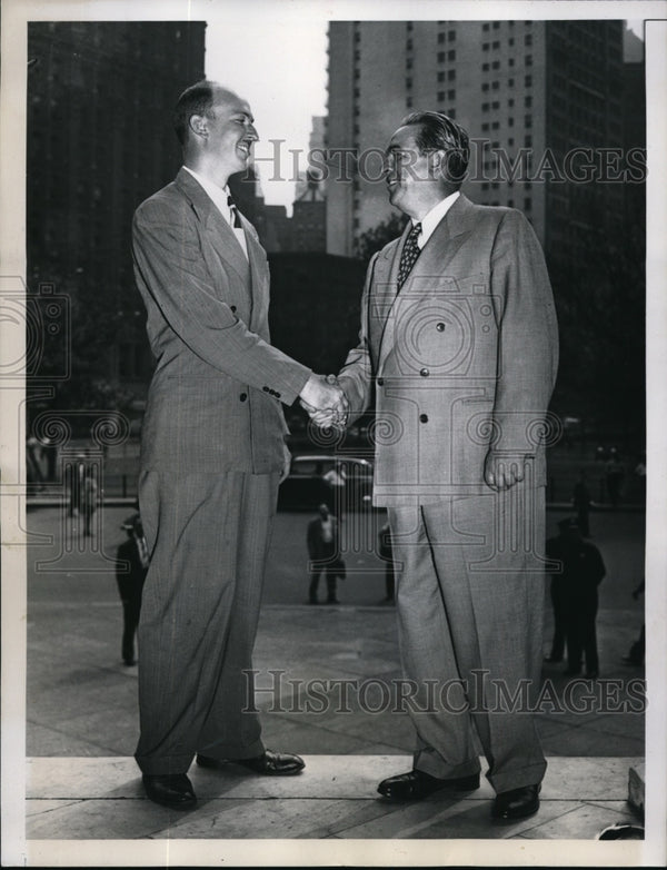 1947 Press Photo New York Global flier Capt Odom greeted by Mayor O'Dw ...