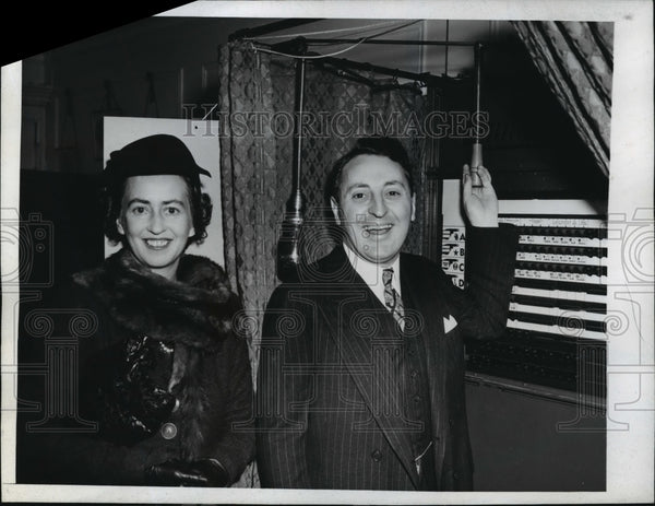 1942 Press Photo New York Lt Gov & Mrs Charles Poletti cast their vote ...