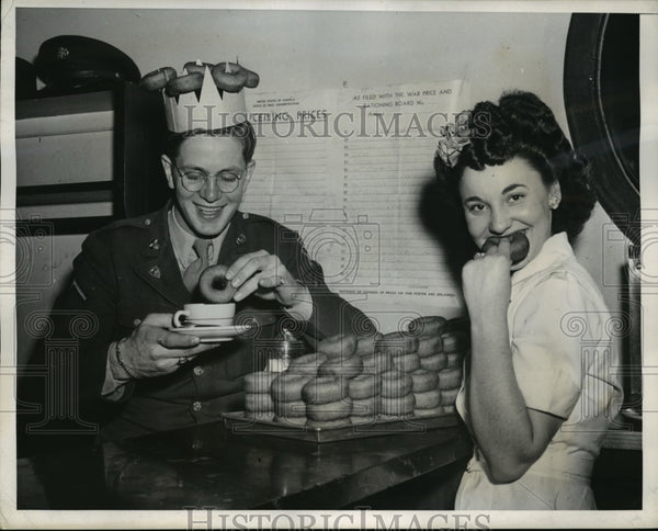 1945 Press Photo New York PFC Robert Hann Competes in Doughnut Contest ...