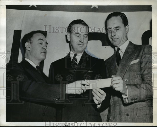 1942 Press Photo New York Walter Hoving accepts donation NYC - Historic ...