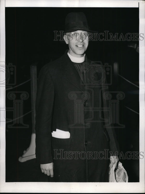 1943 Press Photo New York Father Cecil Rogers Drolet aboard Gripshoolm ...