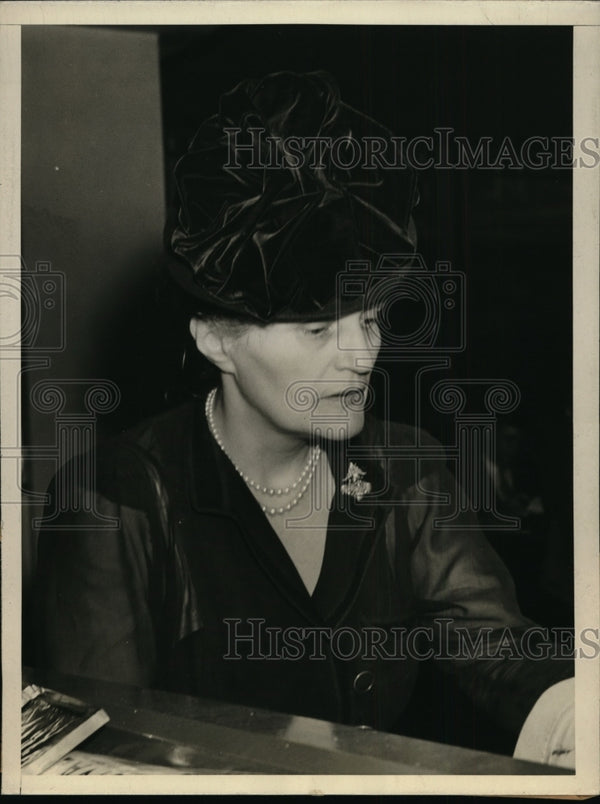 1942 New York Mrs Louis Alexander Biddle arrives by Pan Am in NYC ...