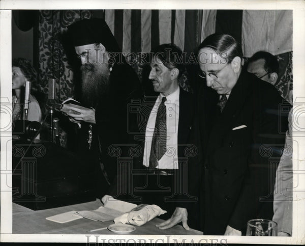 1943 Press Photo New York Archbishop Athenagors, Michael Potter confer ...