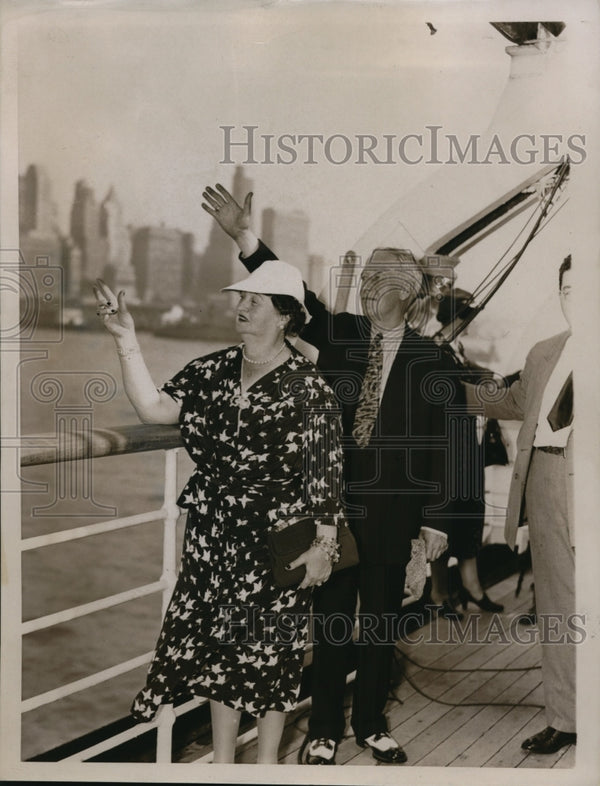 1937 Press Photo New York Alf Smith and Wife waving to the New York Sk ...