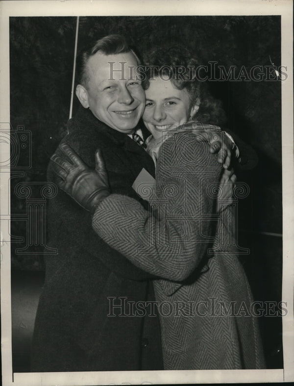 1946 Press Photo New York Edmond Majewski & Wife Joan arrive on Santa ...