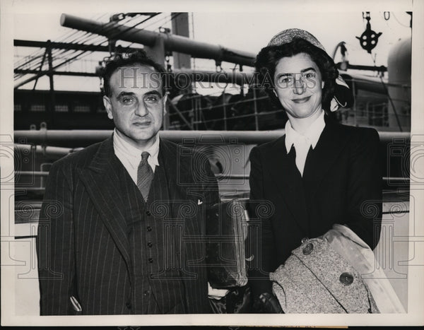1946 Press Photo New York E Atiyah and Mme Musa Al Alami arrive in NYC ...