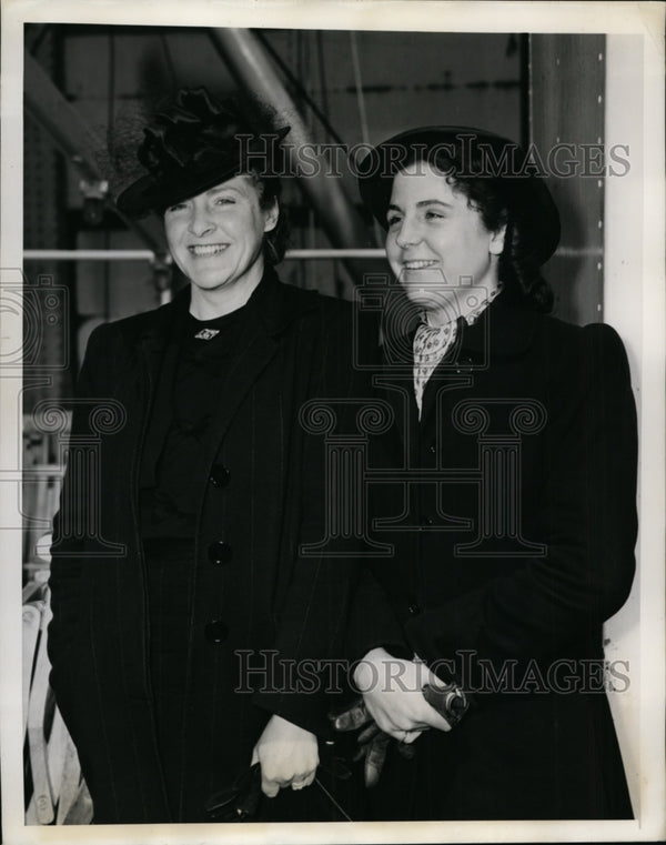 1941 Press Photo New York New York Mrs elizabeth Beck & daughter in NY ...