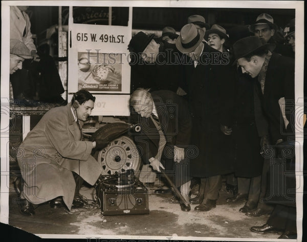 1940 Press Photo New York Mark Hawley, V. CLement Jackson collect nois ...