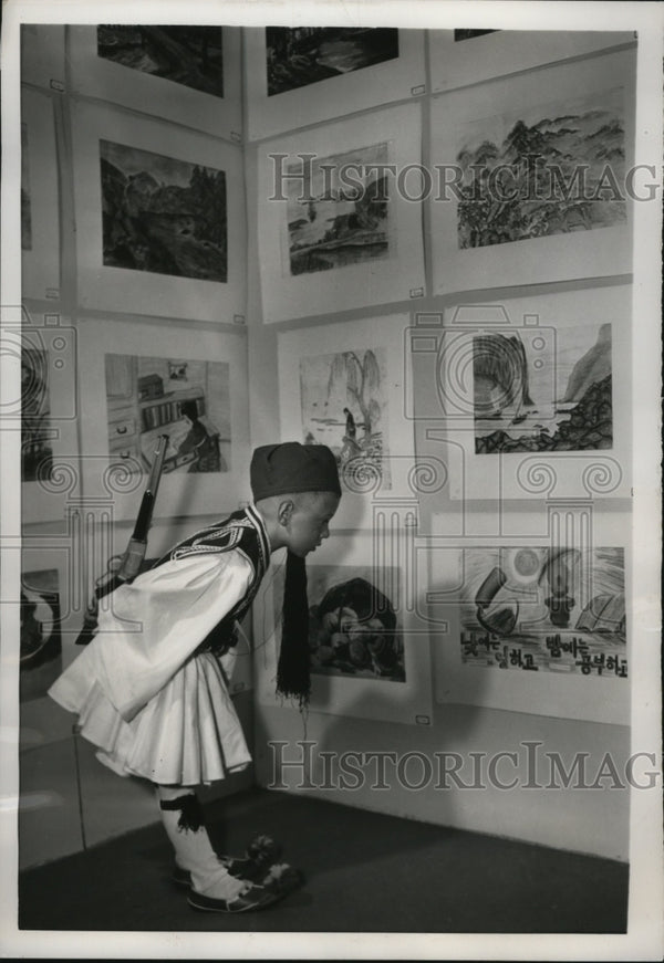 1955 Press Photo New York Peter Zogas at Chidlrens Art Exhibit NYC ...