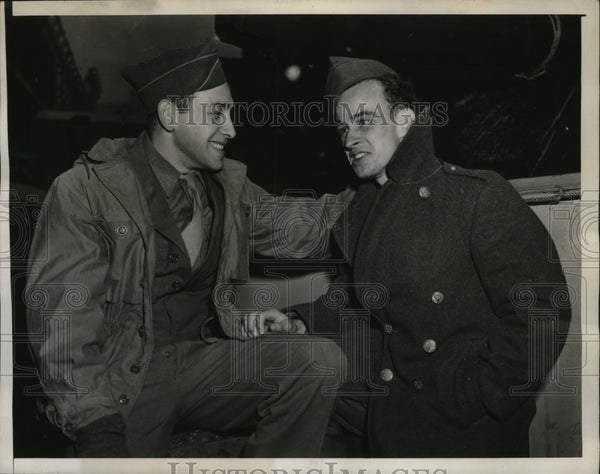 1945 Press Photo New York Pfc Jerry Lipson, Pvt Harold Gilpatrick in N ...