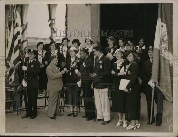 1936 Press Photo Mayor La Guardia presents medals to winners in New Yo ...