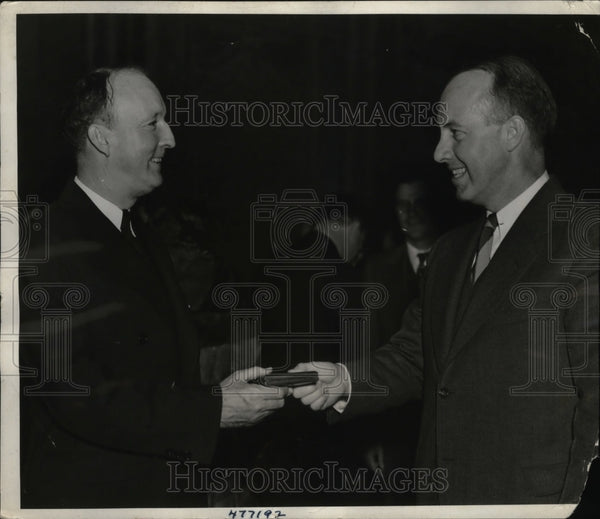 1938 Press Photo John Temple Graves II gives Jefferson medal to Hugo B ...