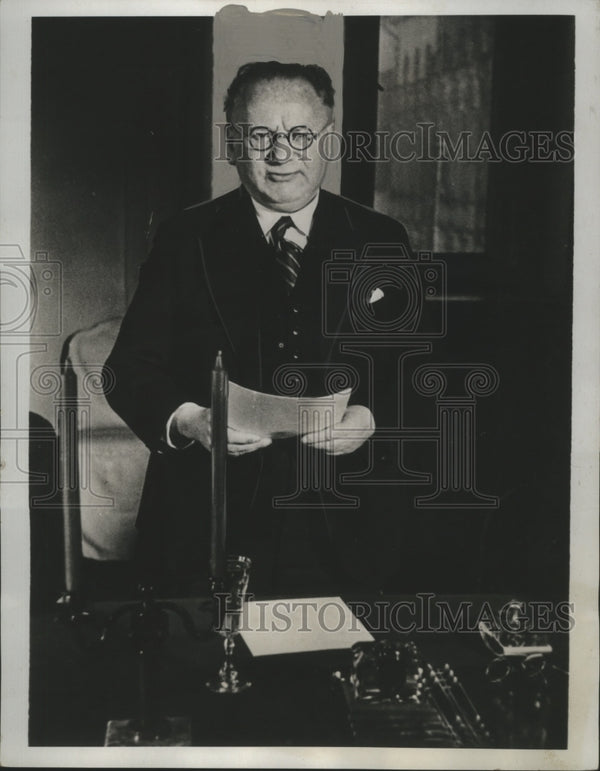 1934 Press Photo Maxim Litvinov Signing pact between Soviet Union, Lat ...