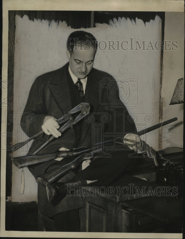 1937 Press Photo Sheriff Jacob Sandusky Examining Wire & Bolt Cutters ...