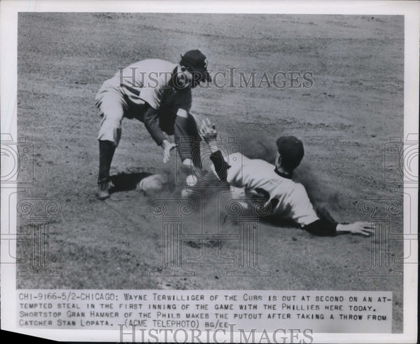 1950 Press Photo Cubs' Terwilliger Out by Phillies' Gran Hamner in Chi ...