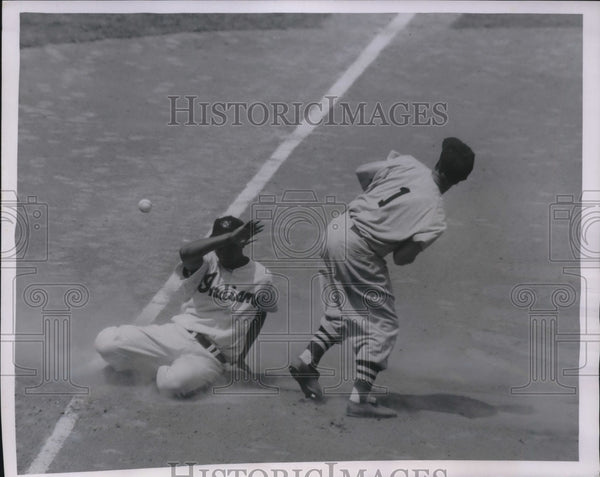 1954 Press Photo Cleveland Indians Al Smith with Grady Hatton at 3rd b ...