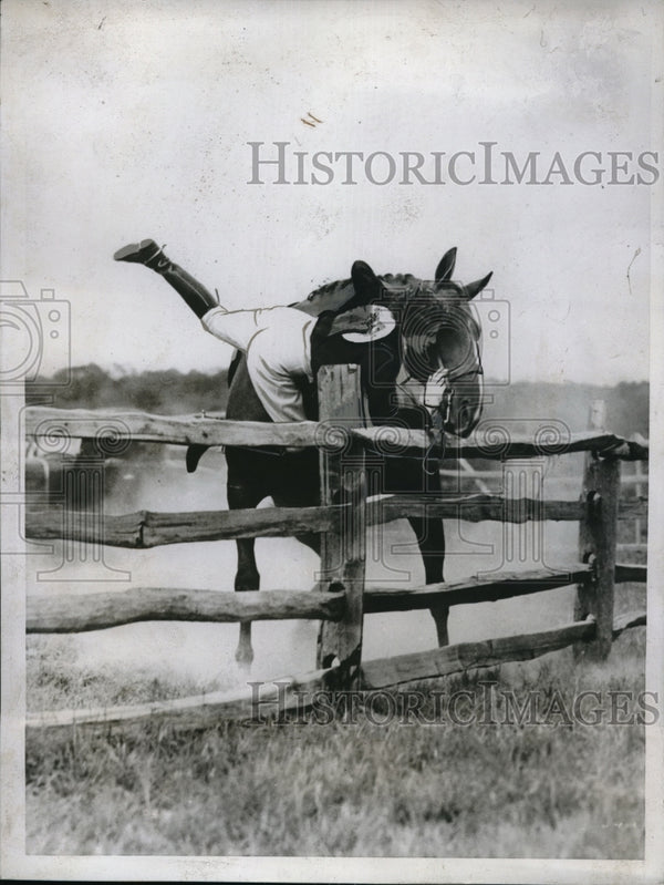 1934 Press Photo Hope Gimbel clings to reins of "Weary River" - nes032 ...