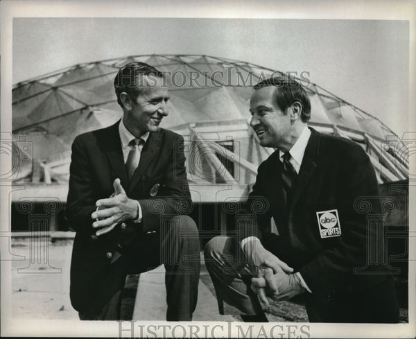 1968 Press Photo ABC Sports broadcaster posing in front of the coliseu ...