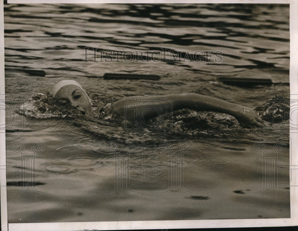 1937 Press Photo Florence Chadwick in 100 meter free at AAU championsh ...